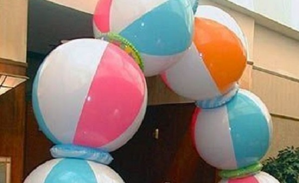 Amaze your summer party guests with this simple, cool beach ball...
